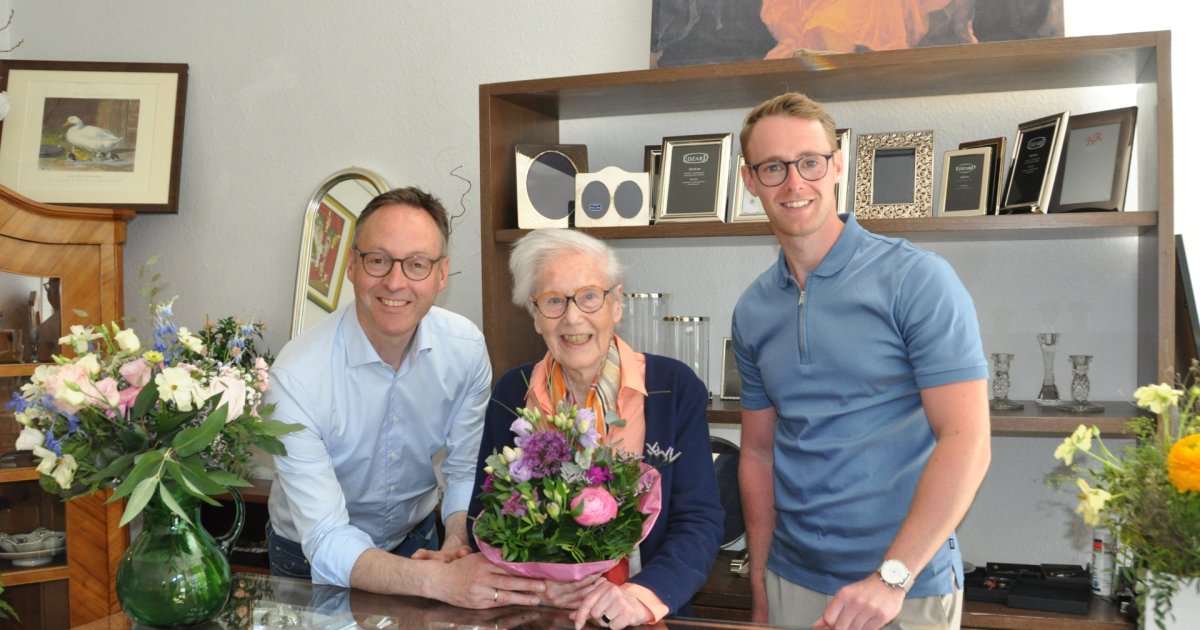 Cilly Hanhardt empfängt auch mit 90 Jahren noch gerne ihre Kunden ...