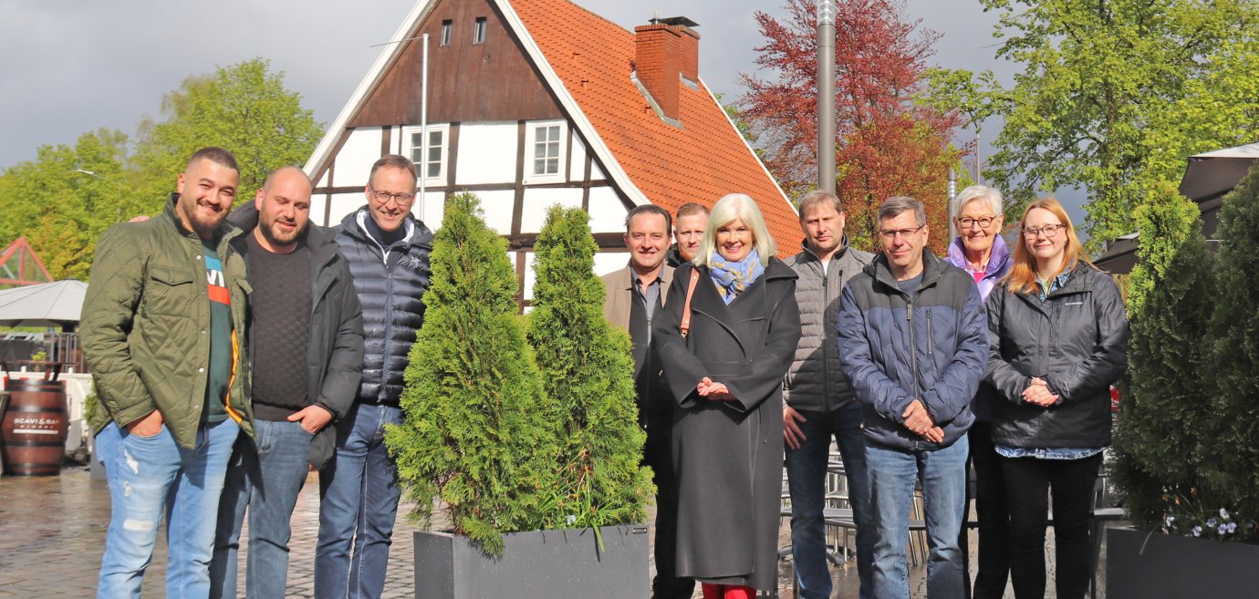 Grün gliedert Doktorplatz: Pflanzkübel | rheda-wiedenbrueck